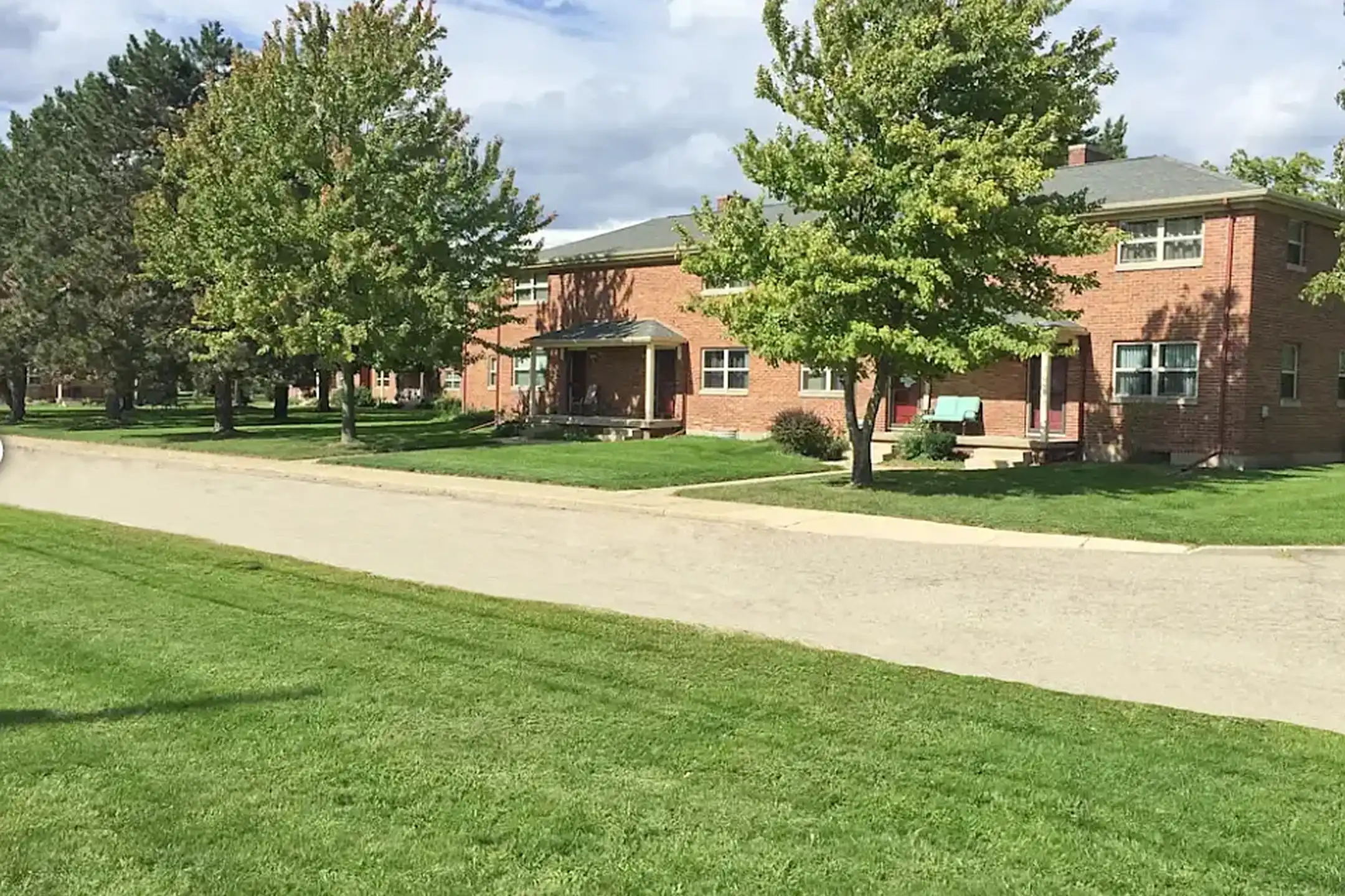 Amber Square Townhomes - 2601 E Grand River Ave - Lansing, MI | Rent.