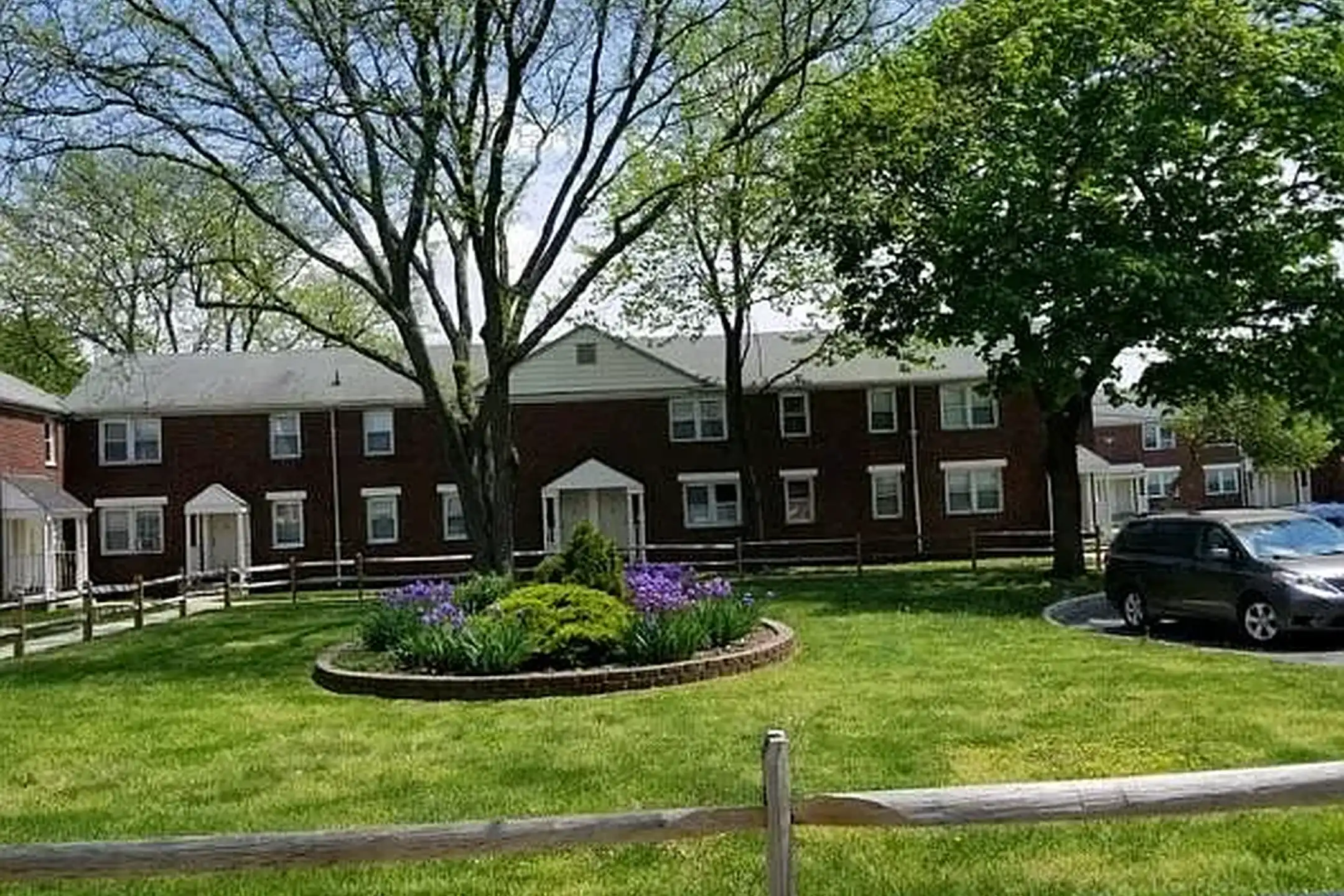 Warner Village - 1378 Nottingham Way - Trenton, NJ | Rent.