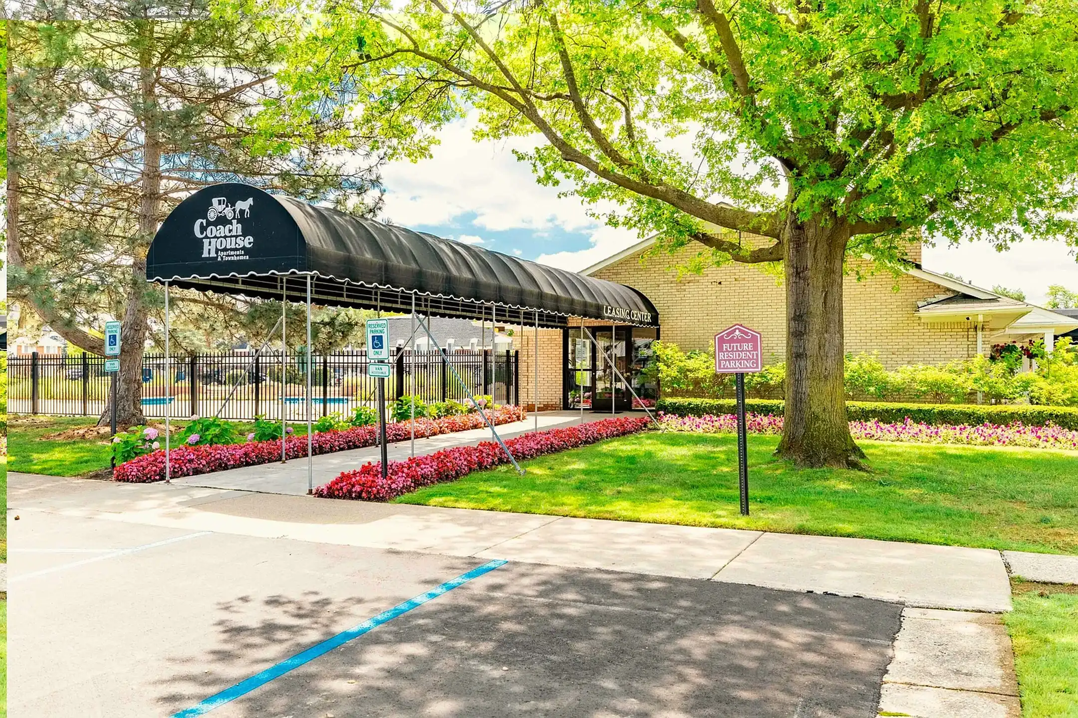 Coach House Apartments - 23600 Lamplighter Dr - Southfield, MI | Rent.