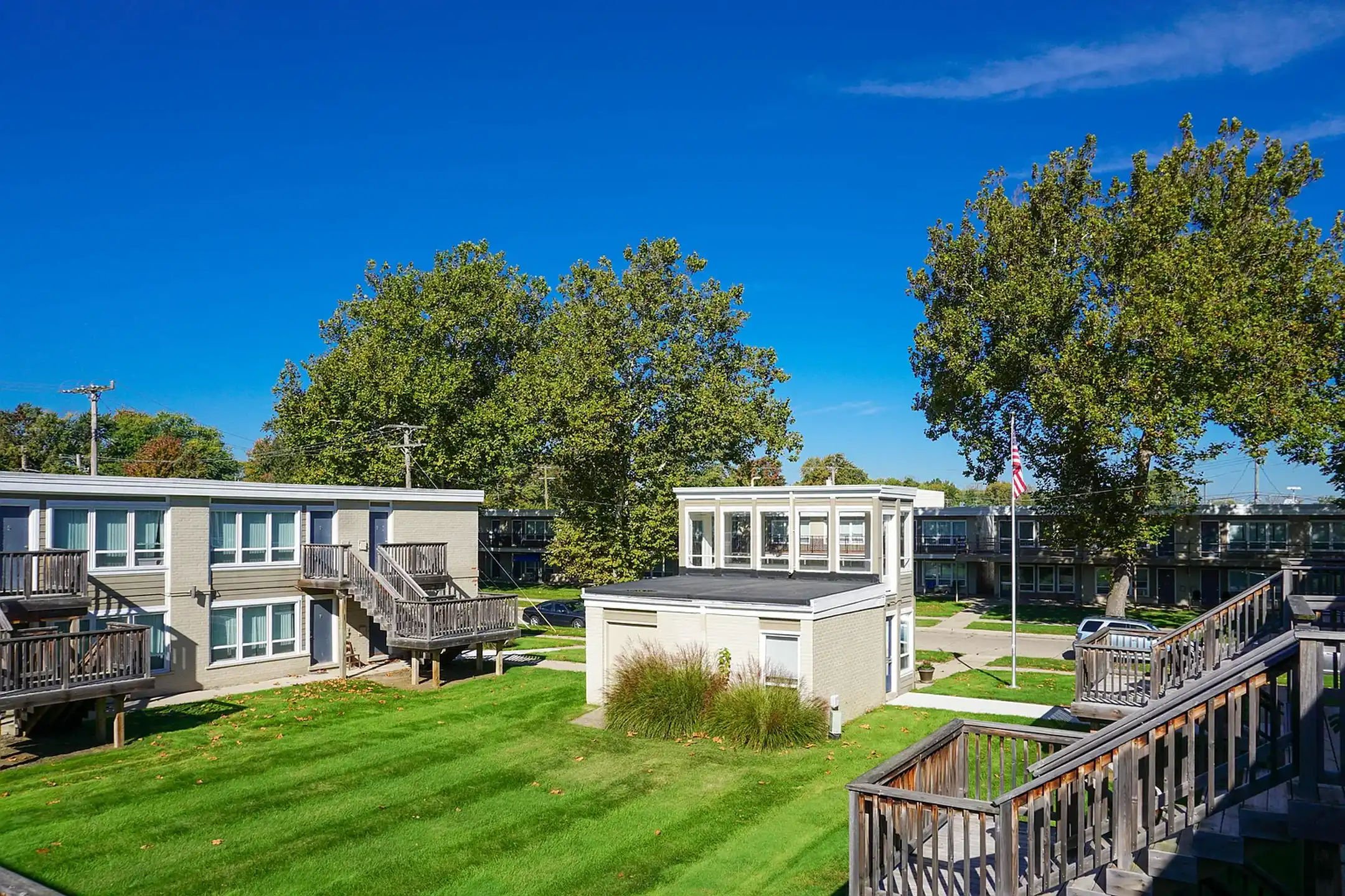 Silverstone Apartments - 5800 Streefkerk Dr - Warren, MI | Rent.