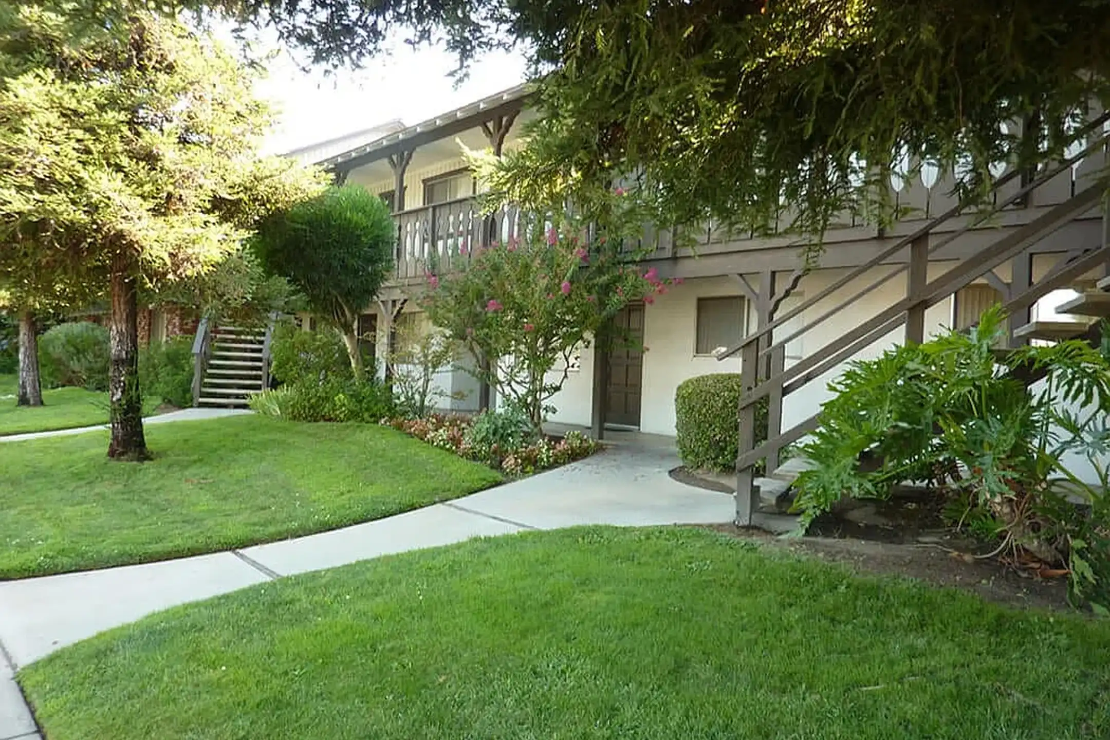 Scottsmen Apartments - 2777 Willow Ave - Clovis, CA | Rent.