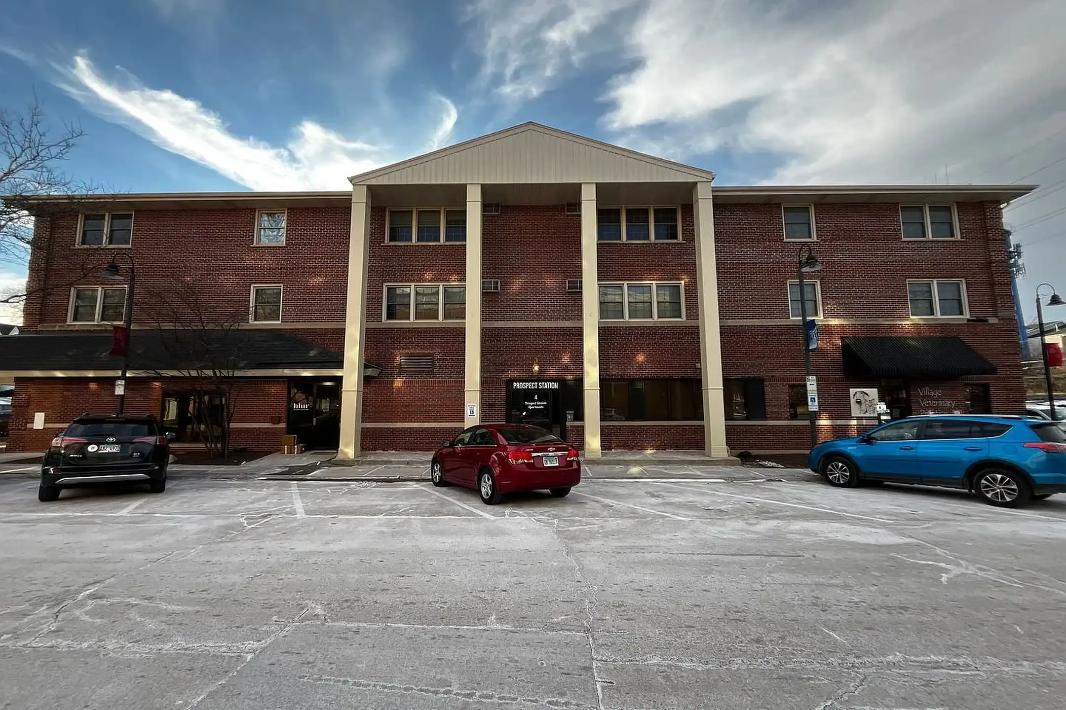 Prospect Station - 4 Walker Ave - Clarendon Hills, IL | Rent.