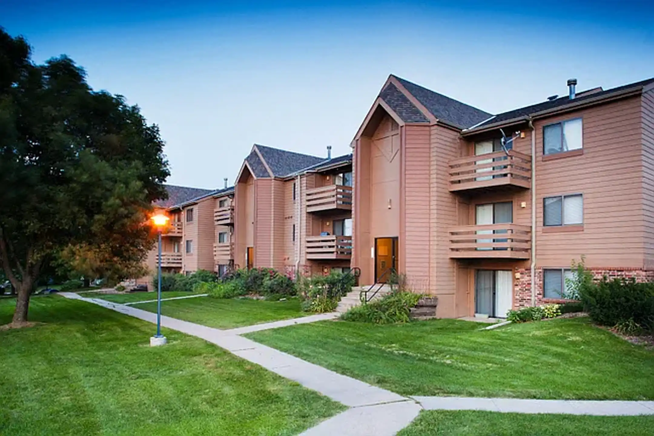 Old Cheney Place by Broadmoor - 5501 Warwick Ct - Lincoln, NE | Rent.