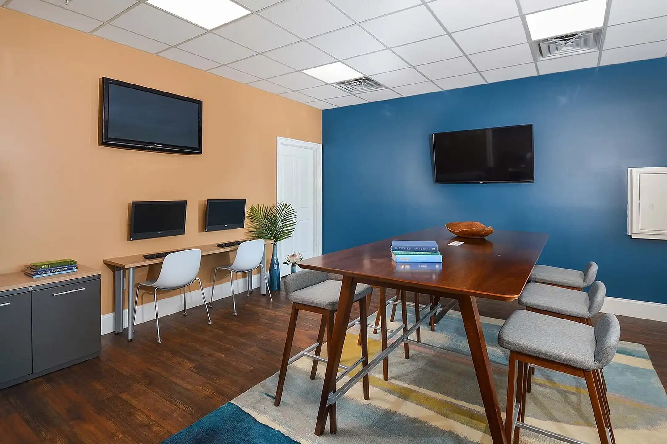 Franklin Commons - 1400 Cardinal Dr - Bensalem, PA | Rent.