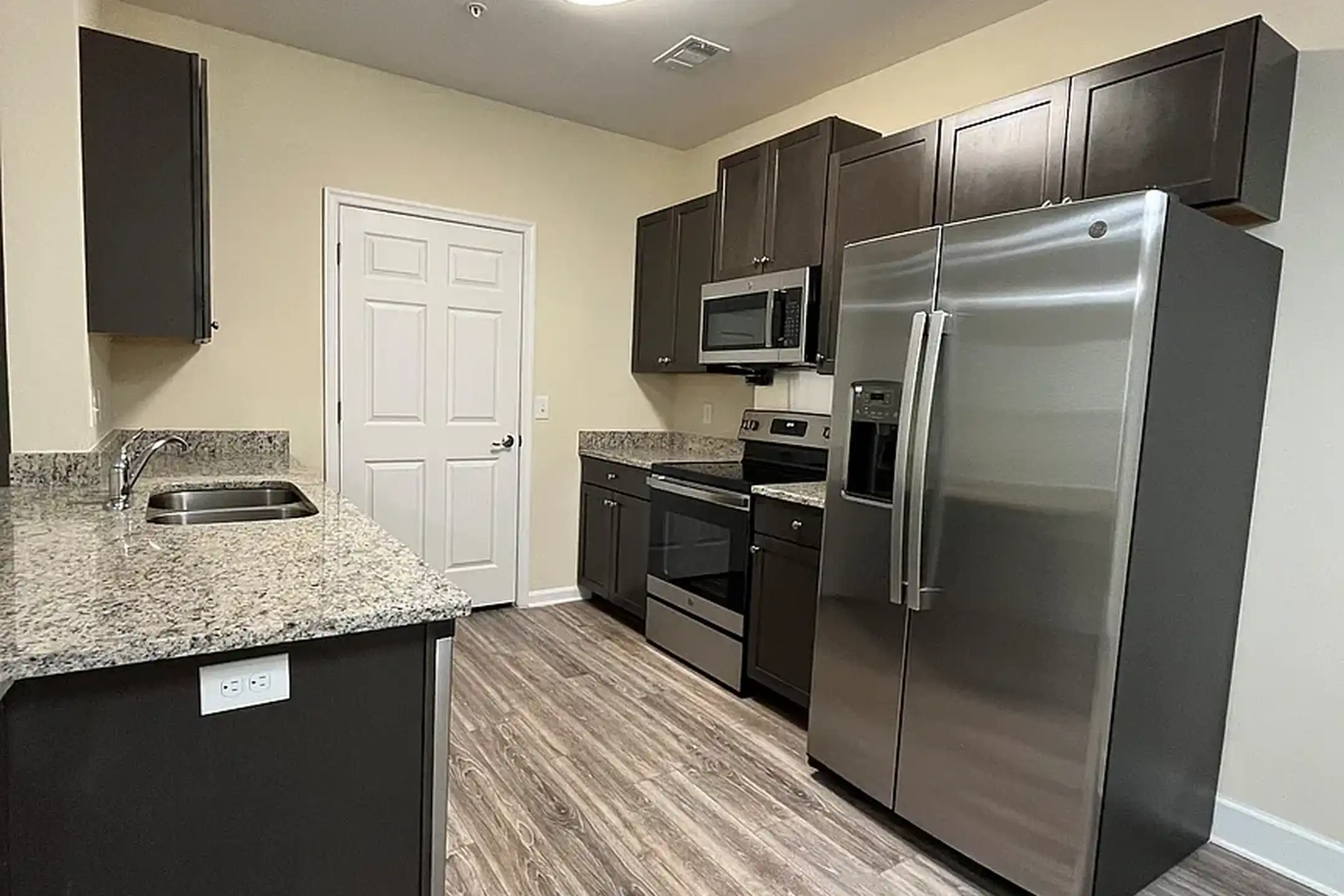 Meridian Bay Apartment Homes - 2900 Fox Lair Dr - Woodbridge, VA | Rent.