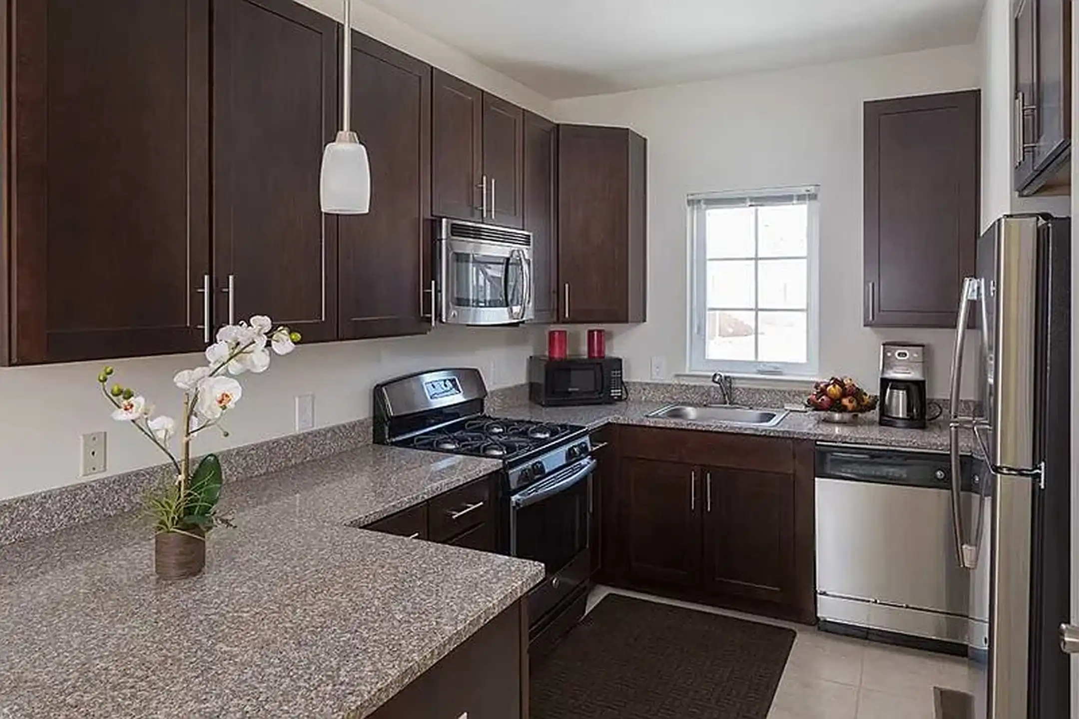 Summerfields Lofts - 100 Rutgers Blvd - Somerset, NJ | Rent.