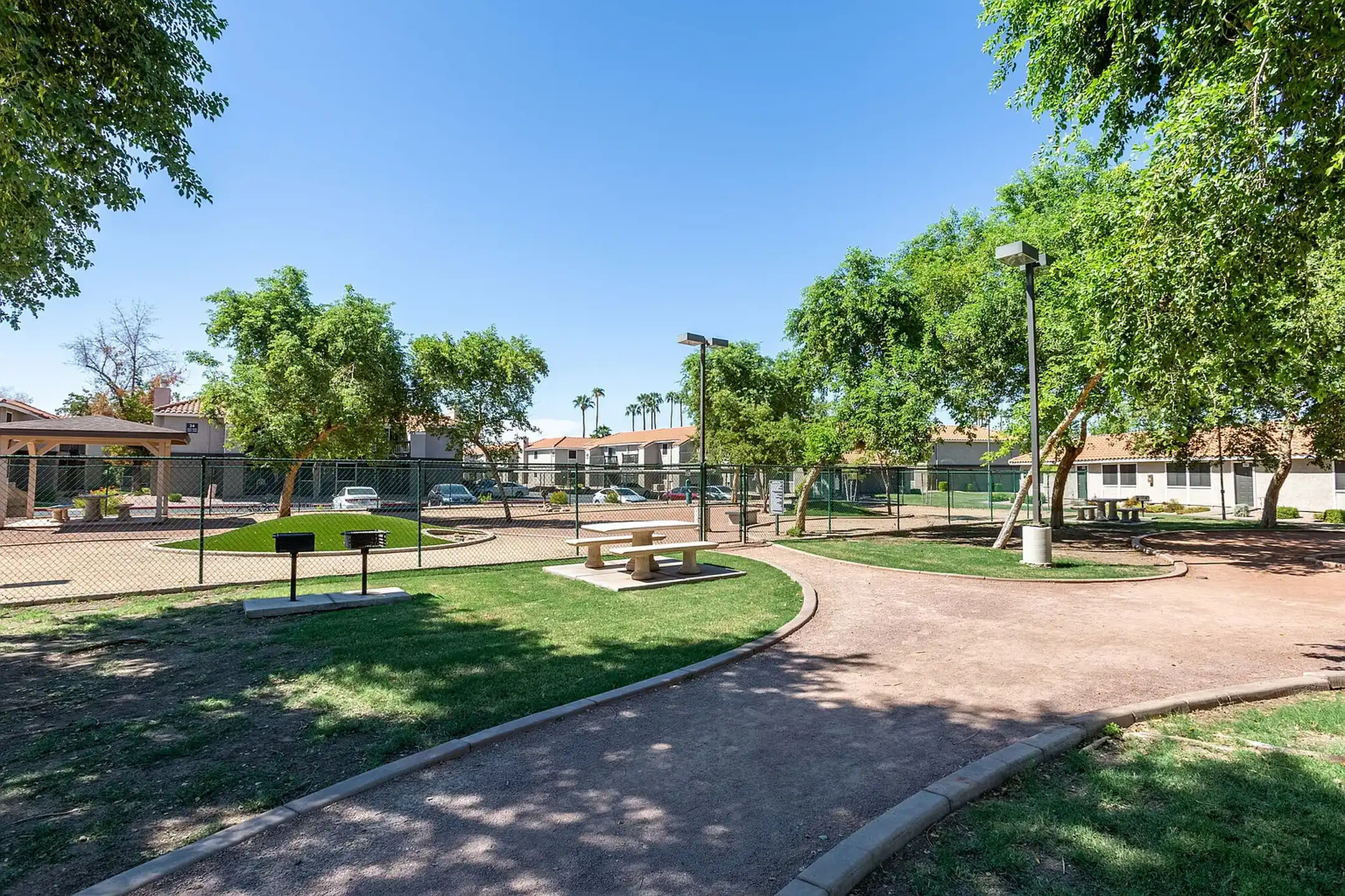 1215 E Vista Del Cerro Dr