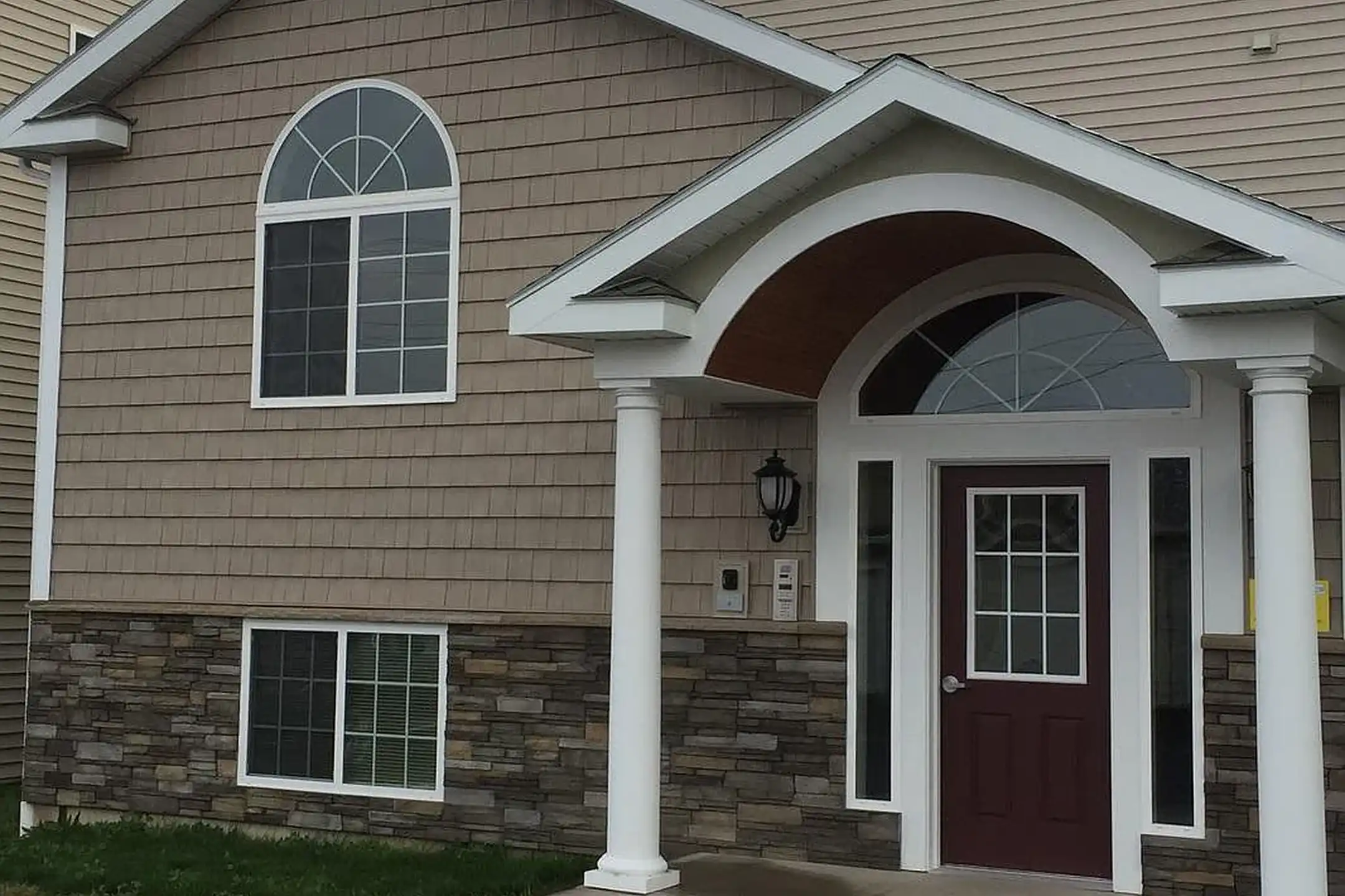 Old Liverpool Point - 706 Old Liverpool Rd - Liverpool, NY | Rent.