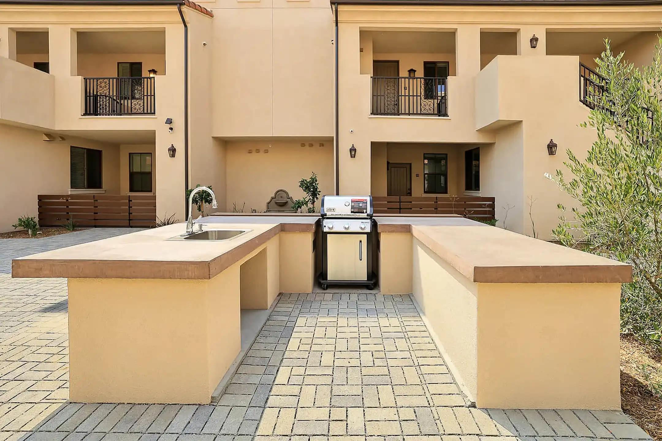 Vista Court - Townhouse Style Luxury Apartment Homes - 8951 Monte Vista ...
