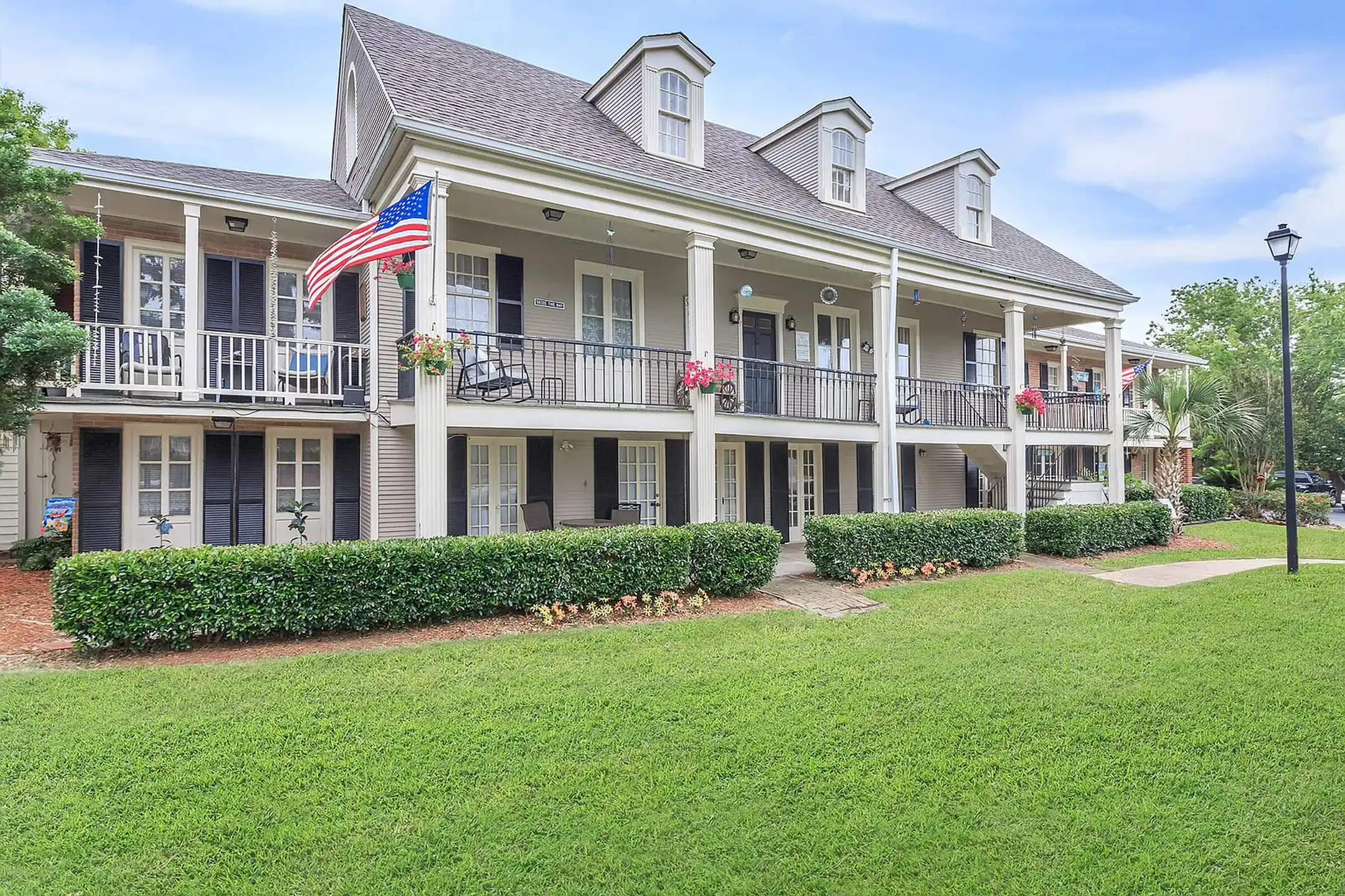 Manor House Apartments - 117 Demontluzin Ave - Bay Saint Louis, MS | Rent.
