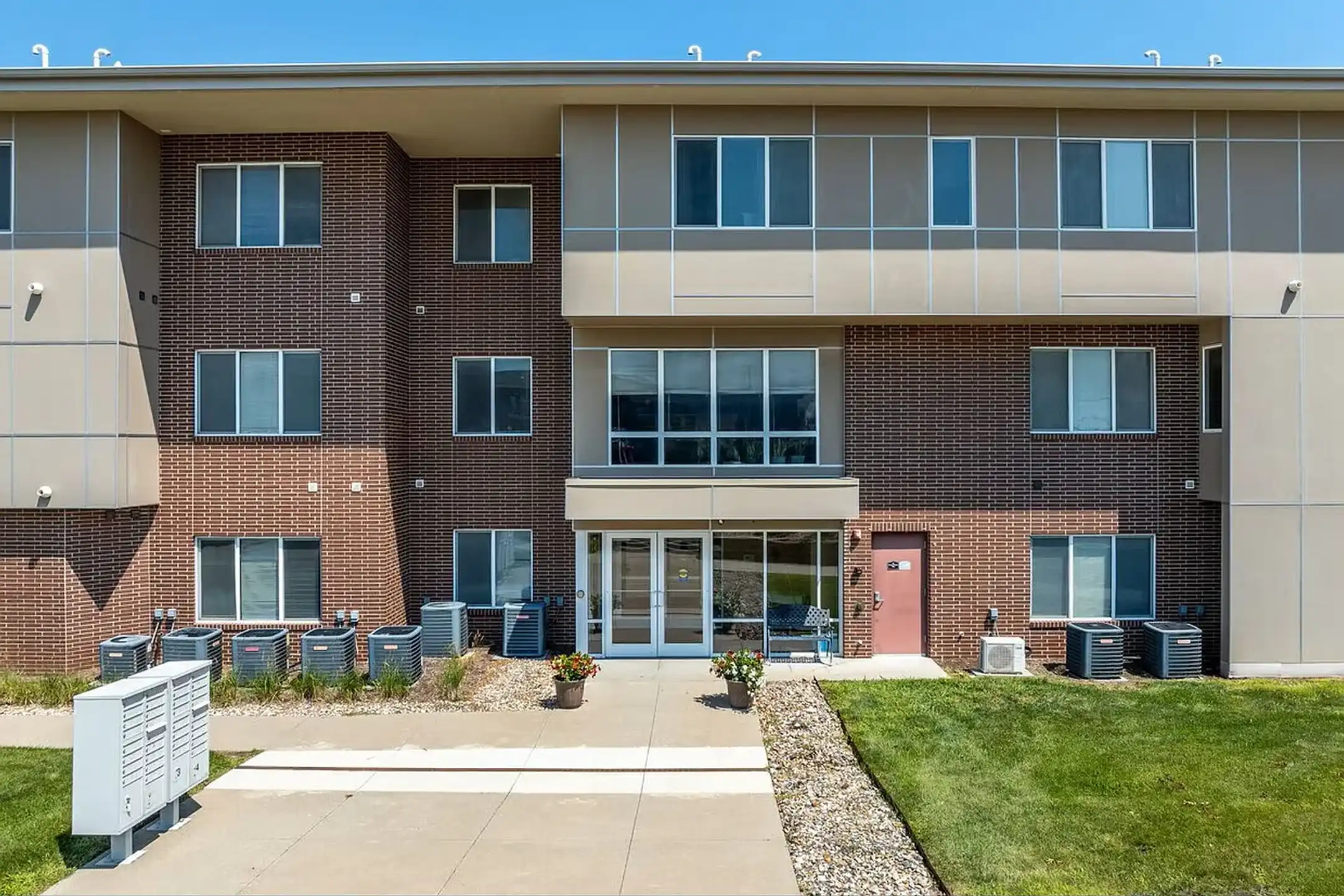 Grimes Crossing - 805 SE Gateway Dr - Grimes, IA | Rent.