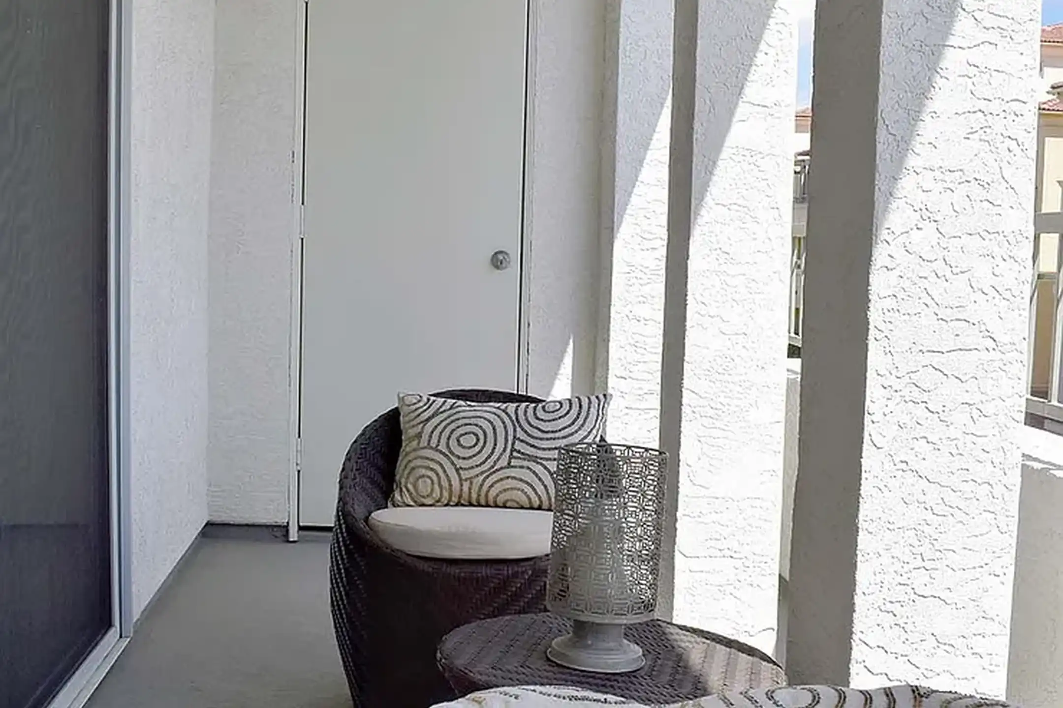 La Jolla Crossroads Apartments - 9085 Judicial Dr - San Diego, CA | Rent.