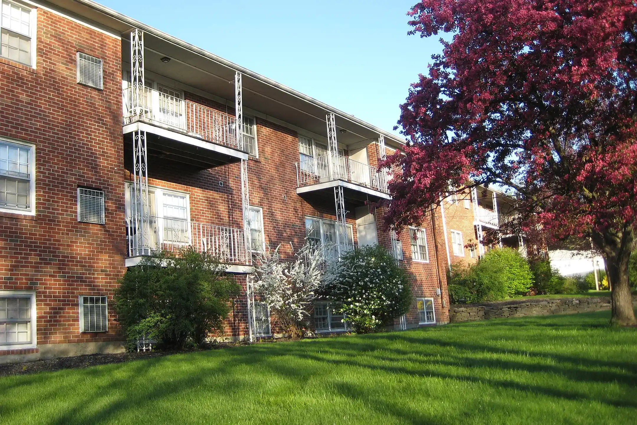 Park Hill Lane Apartments - 7 Park Ln E - Menands, NY | Rent.