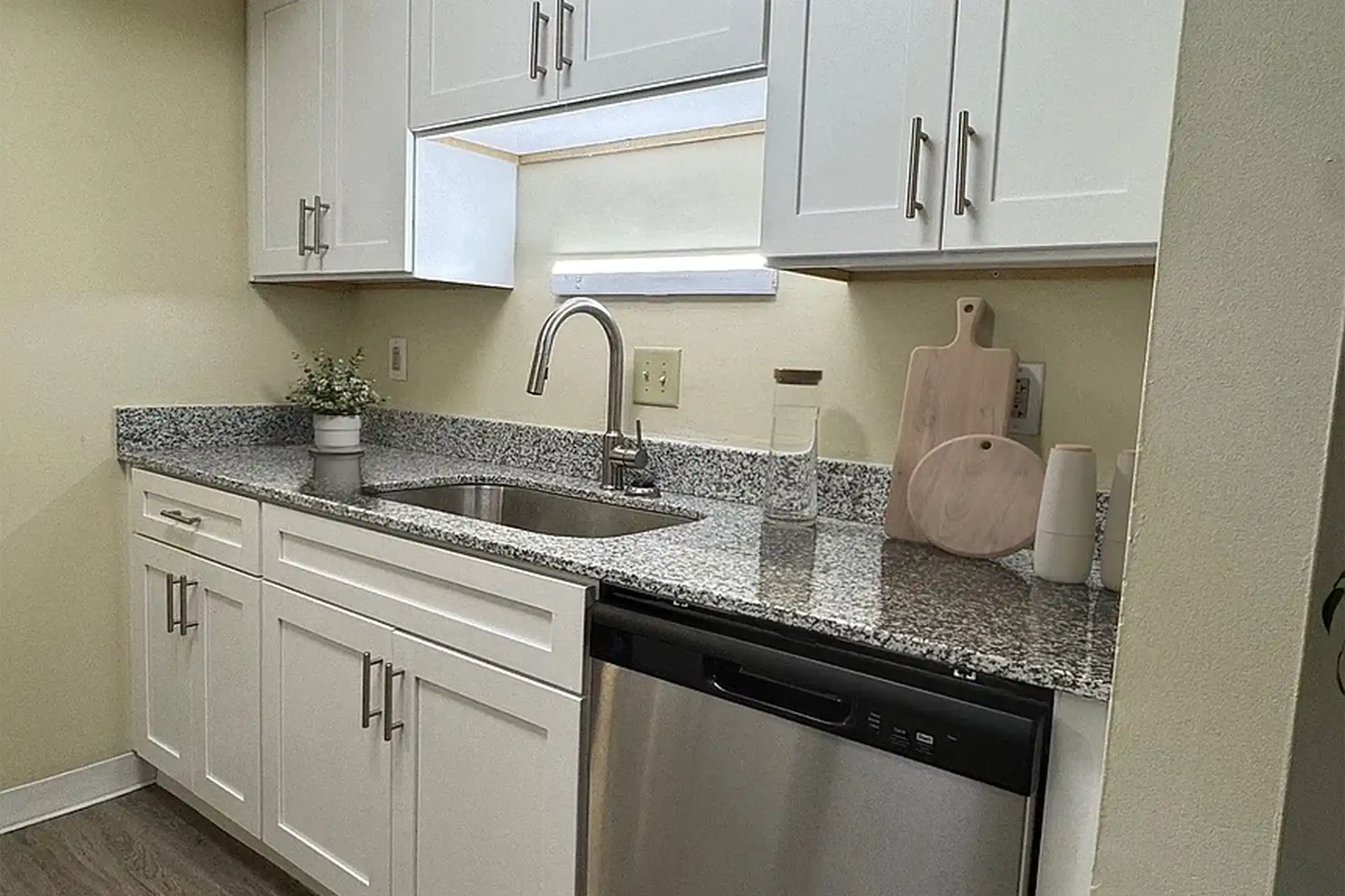611 Regency Way - 611 Whites Rd - Kalamazoo, MI | Rent.