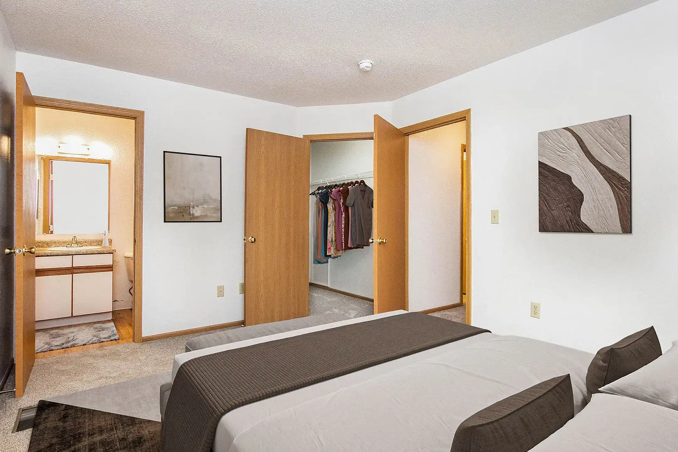 Savannah Trace Townhomes - 5066 Meadows Blvd - Kalamazoo, MI | Rent.