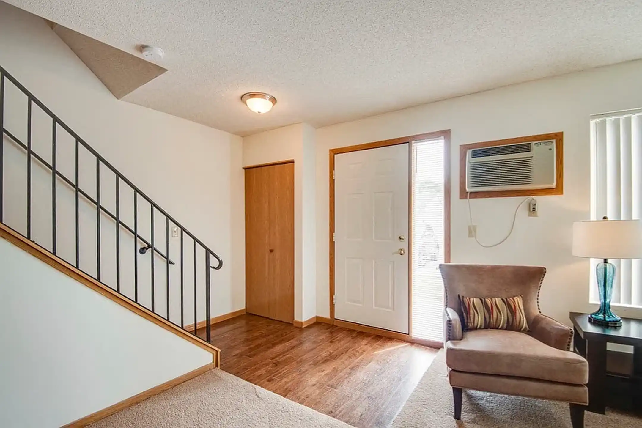 Eagle Creek Townhomes - 700 Sarazin St - Shakopee, MN | Rent.