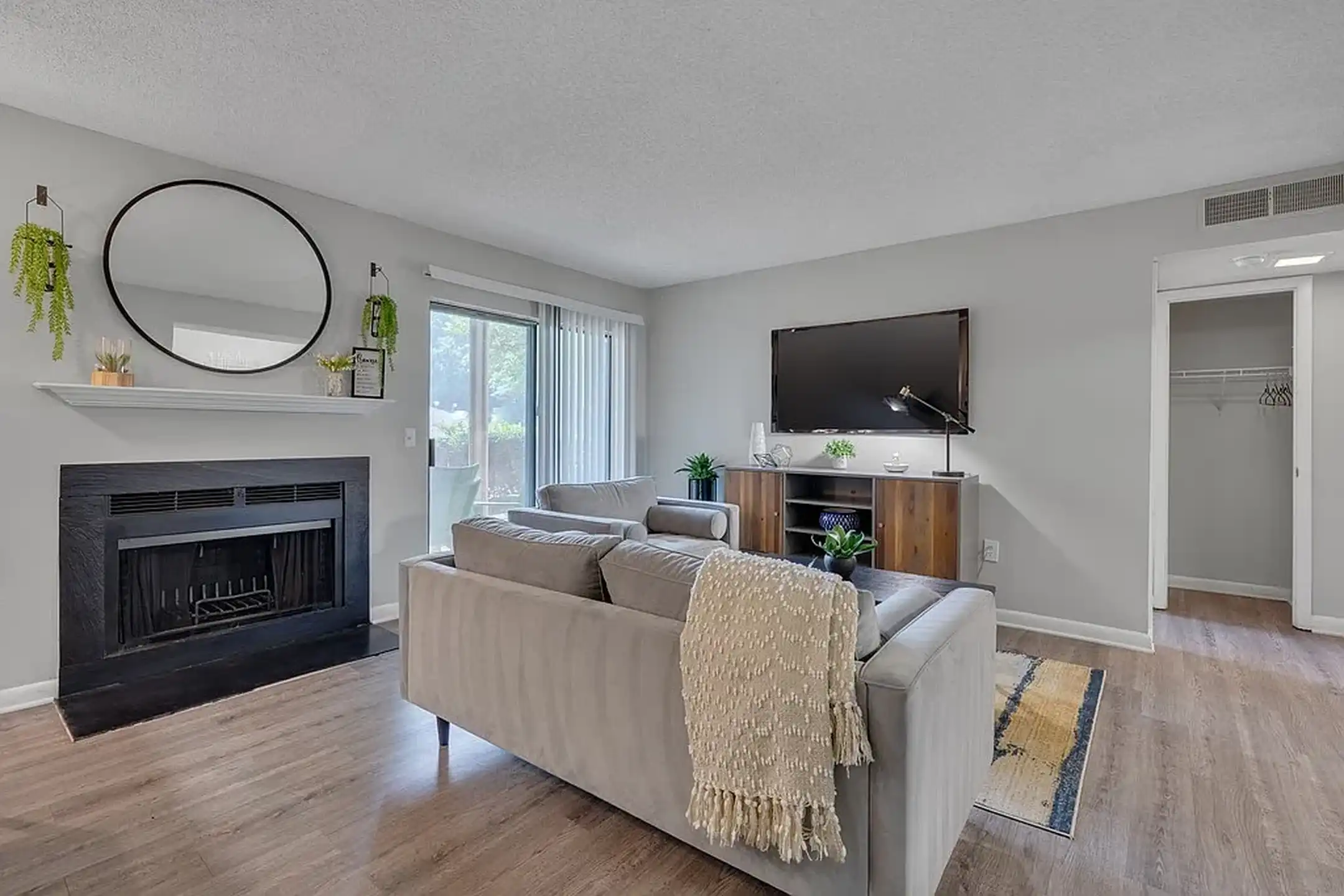 The Retreat at Lake Johnson Apartments - 3201 Walnut Creek Pkwy ...