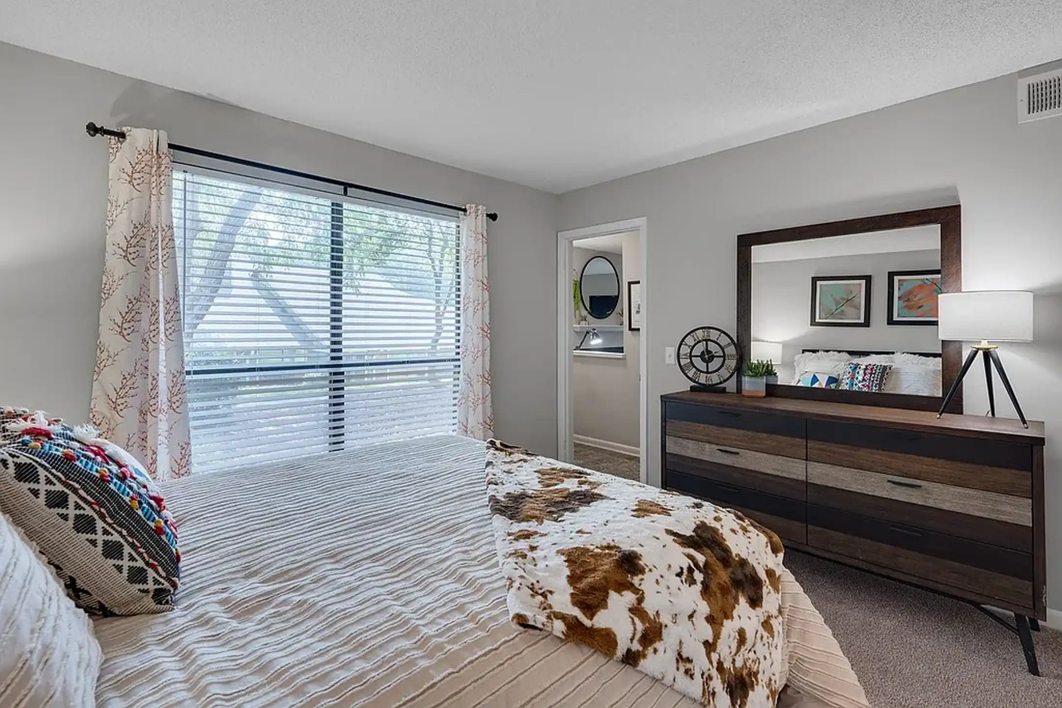 The Retreat at Lake Johnson Apartments - 3201 Walnut Creek Pkwy ...