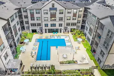 The Mont - 2405 Montopolis Dr - Austin, TX | Rent.