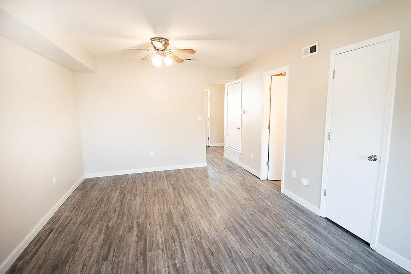 Northridge Crossing Apartments and Townhomes - 507 E Northview Rd ...