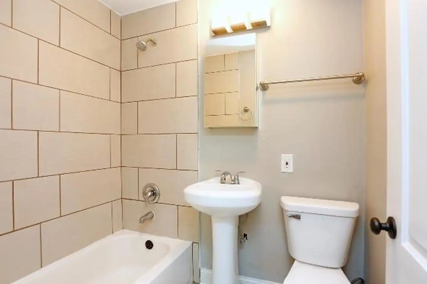 401 N 1st St - Cary, IL | Rent.