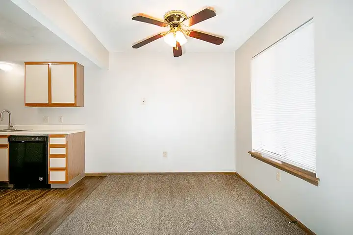 Northridge Crossing Apartments and Townhomes - 507 E Northview Rd ...