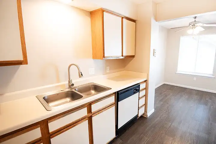 Northridge Crossing Apartments and Townhomes - 507 E Northview Rd ...