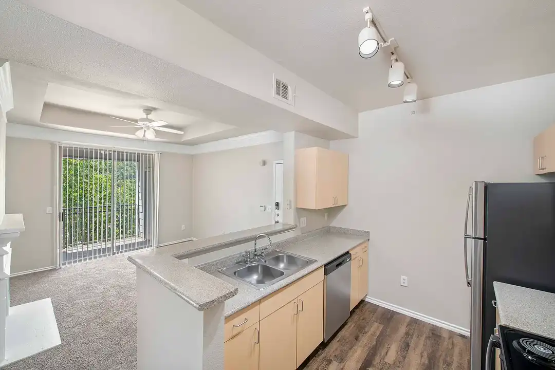 MAA Grand Courtyards - 525 W Westchester Pkwy - Grand Prairie, TX | Rent.