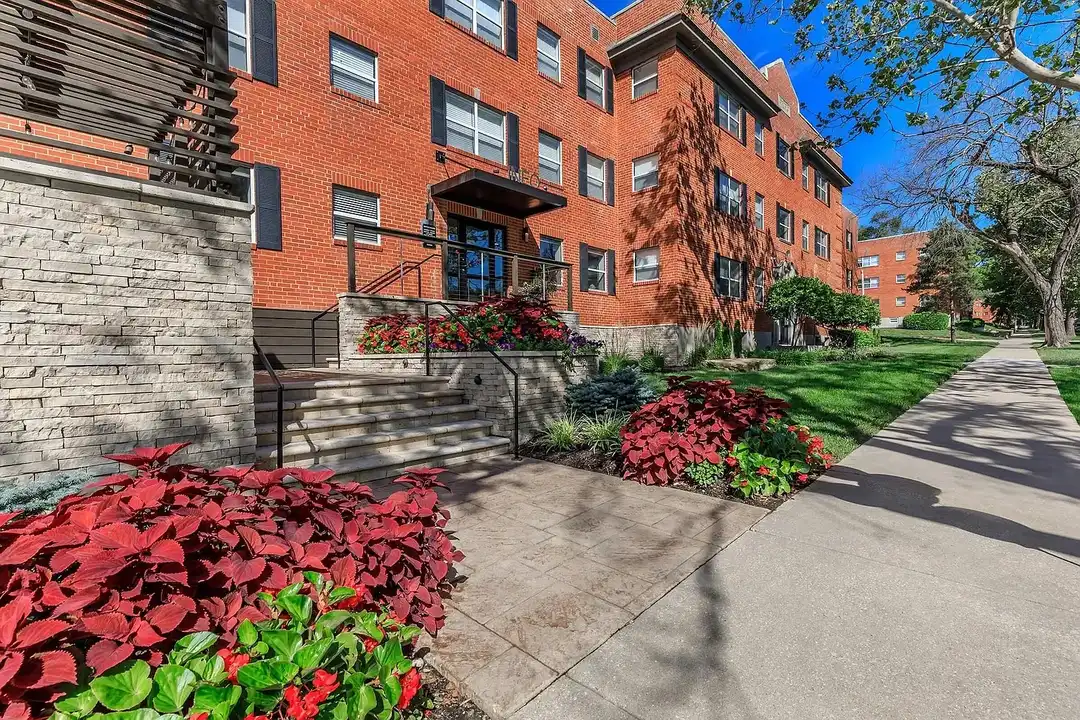 Infinity Plaza West - 4440 Roanoke Pkwy - Kansas City, MO | Rent.