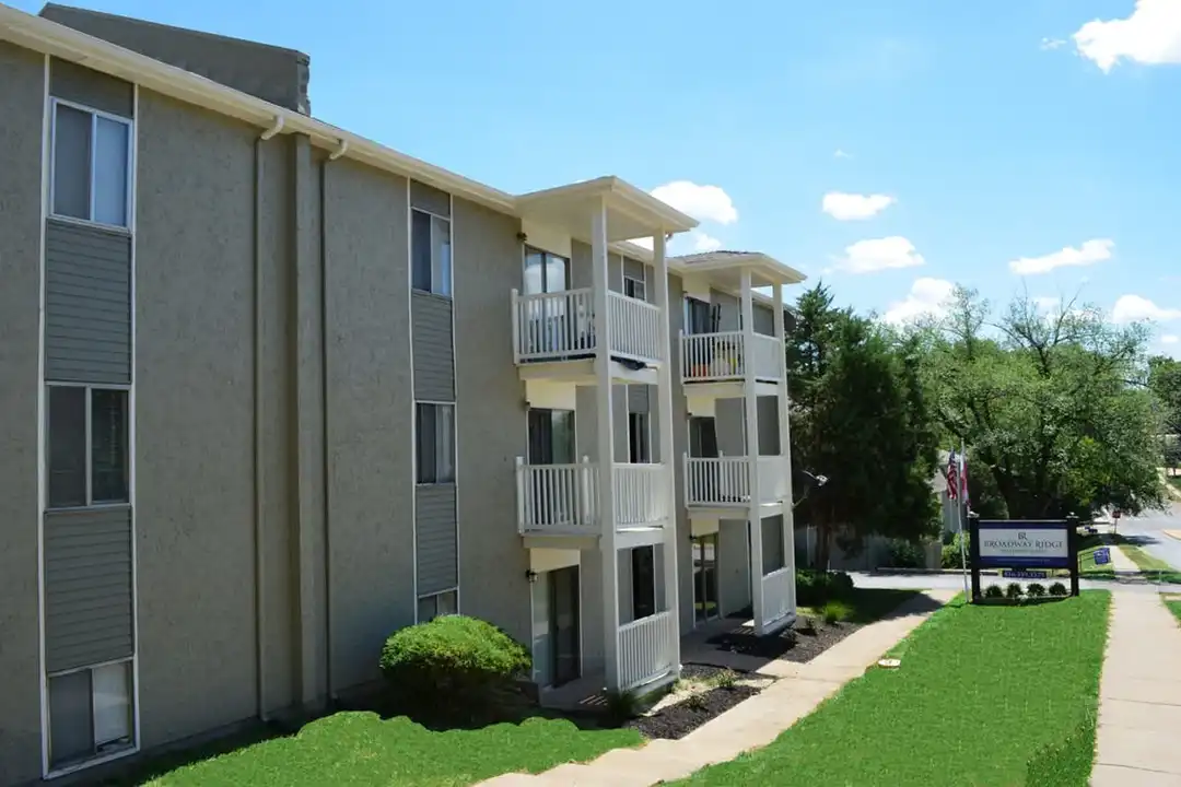 Broadway Ridge Apartments - 6829 N Broadway St - Gladstone, MO | Rent.