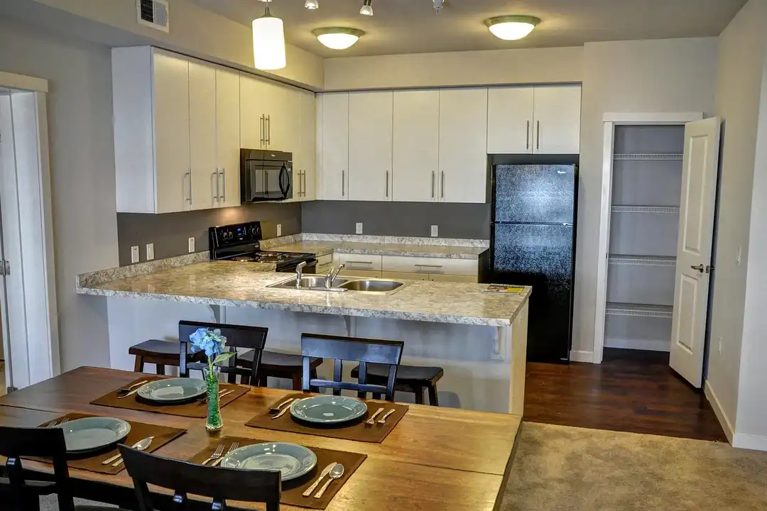 Emerald Ridge Apartments & Townhomes - 1521 Emerald Ridge Rd - Watford ...