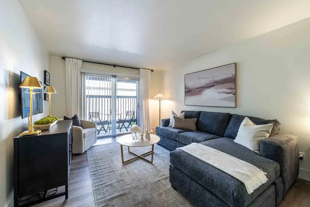 1215 E Vista Del Cerro Dr