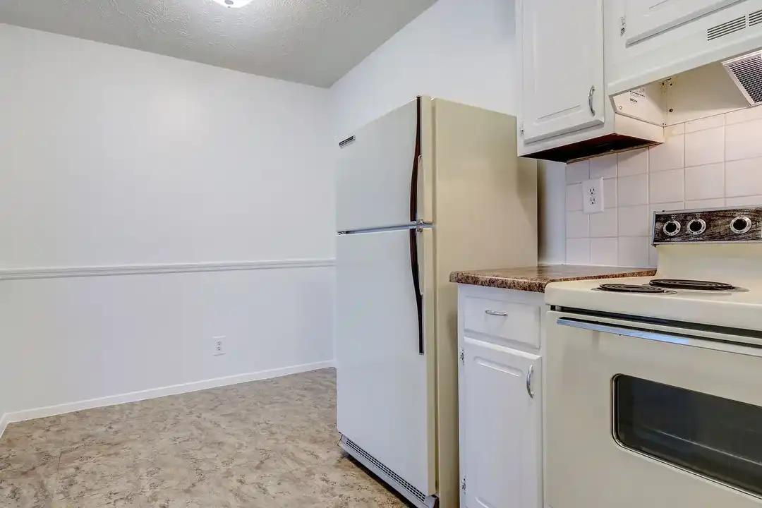 Lakewood Terrace Apartments - 1301 1/2 N Hershey Rd - Bloomington, IL ...