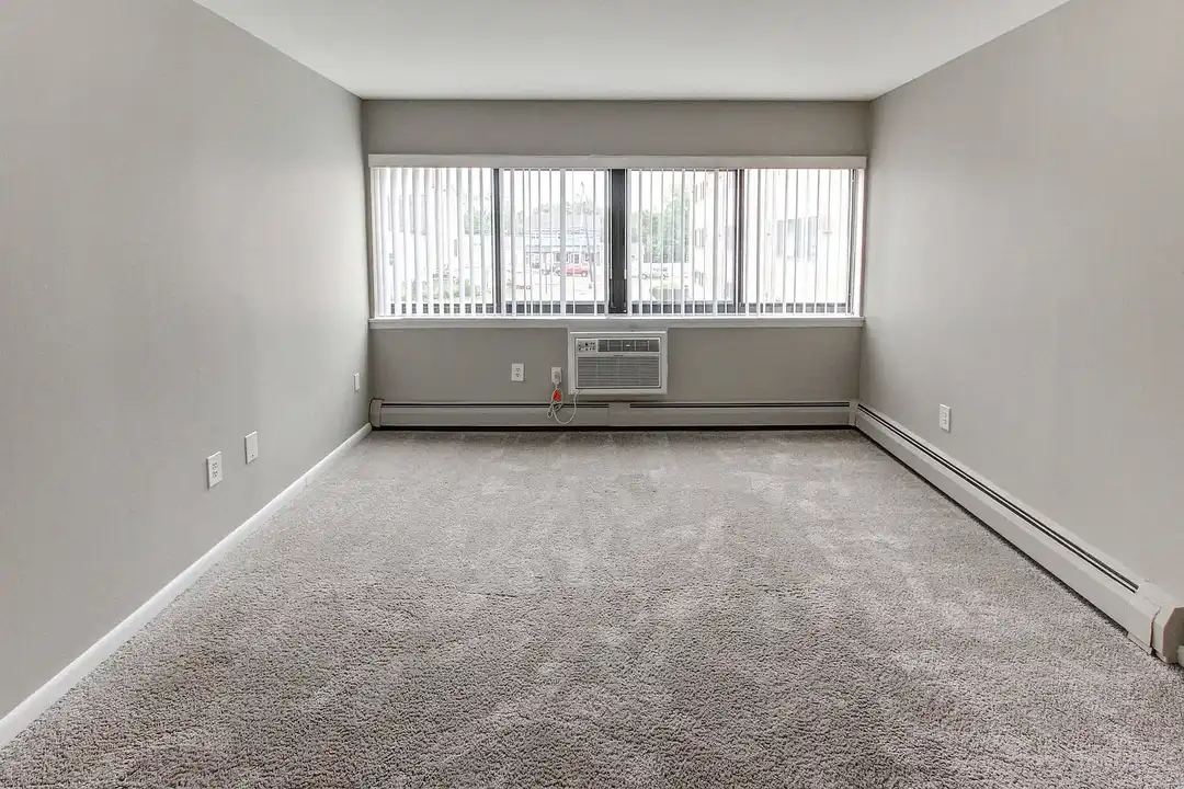 Stepny Place - 1800 Silas Deane Hwy - Rocky Hill, CT | Rent.