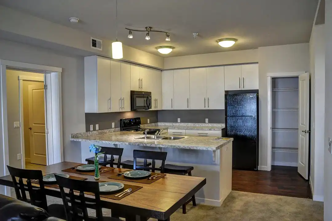 Emerald Ridge Apartments & Townhomes - 1521 Emerald Ridge Rd - Watford ...