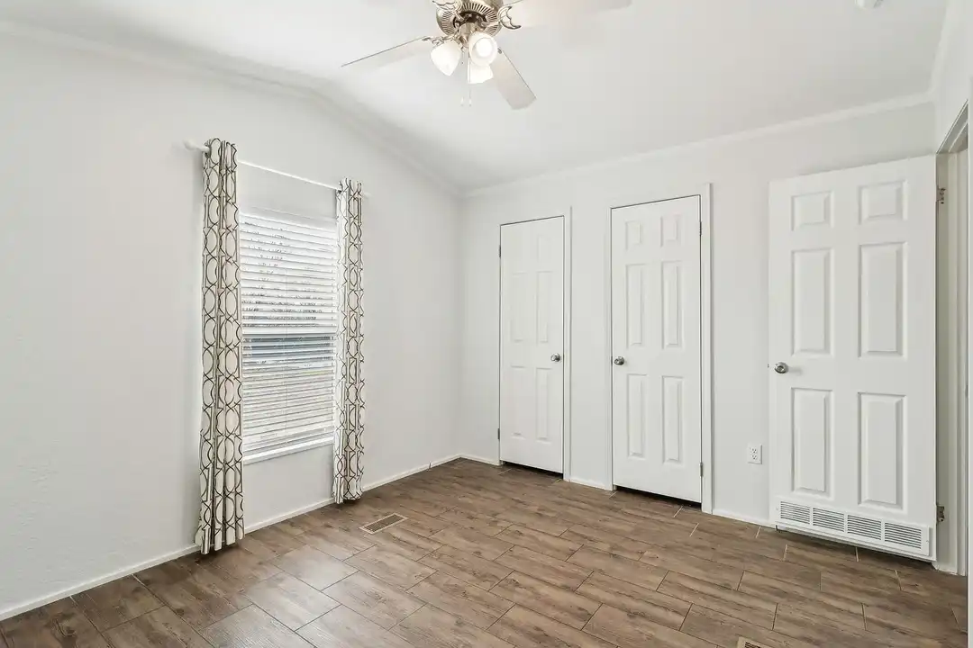 Kingswood Estates - 2323 Bellwood Dr - Grand Island, NE | Rent.