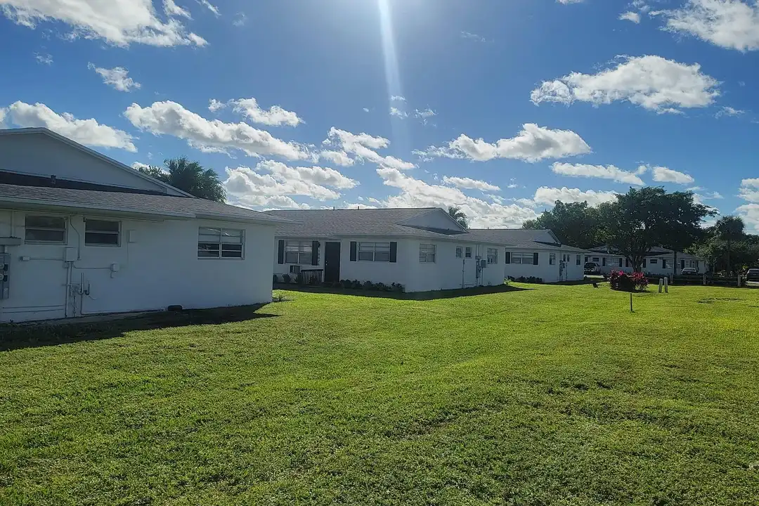 Cottage Cove - 12 NE 188th St - Miami, FL | Rent.