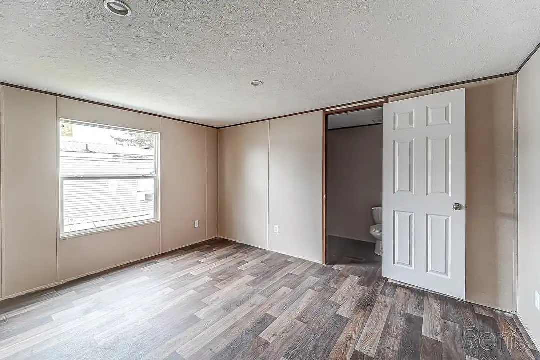 Aztec MHC - 3902 Bluff Rd - Fort Madison, IA | Rent.