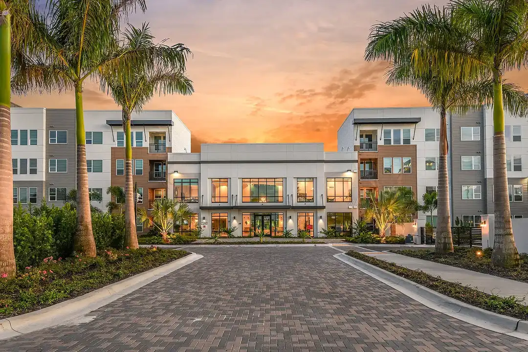 Lyra - 2260 Ringling Blvd - Sarasota, FL | Rent.