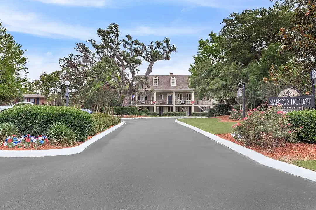 Manor House Apartments - 117 Demontluzin Ave - Bay Saint Louis, MS | Rent.