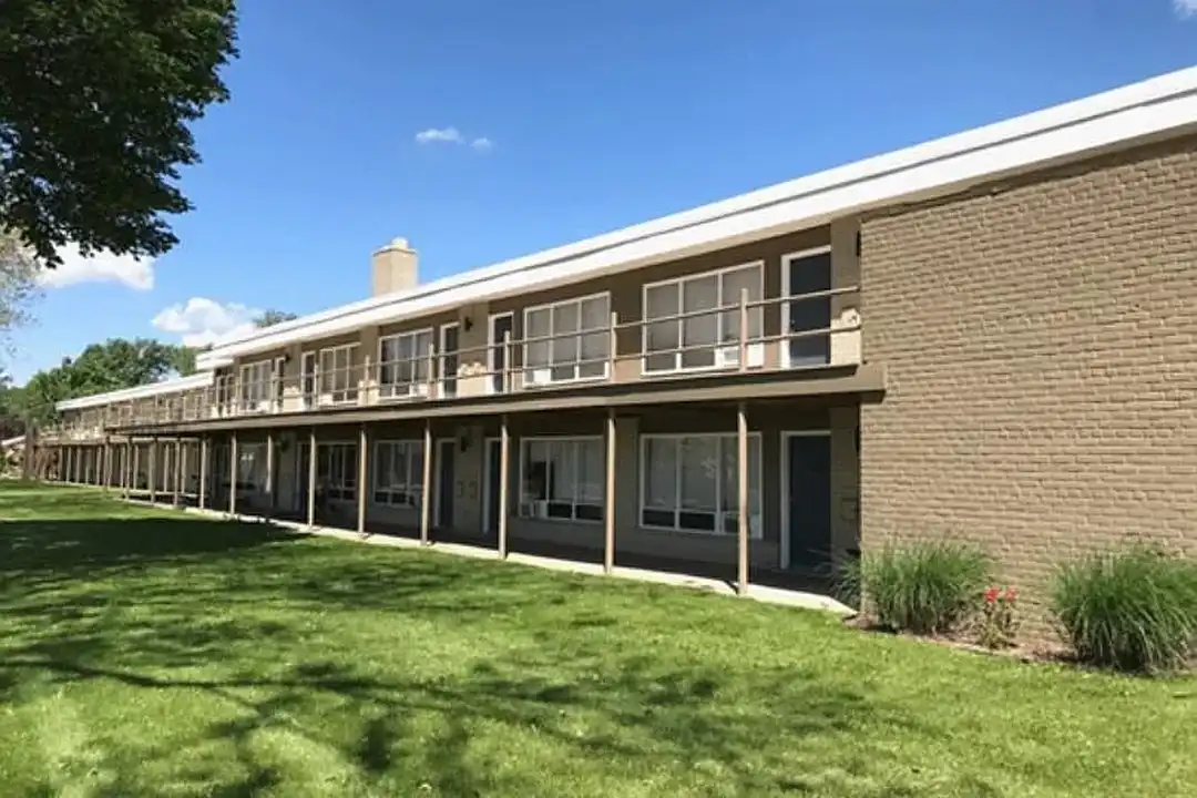 Silverstone Apartments - 5800 Streefkerk Dr - Warren, MI | Rent.