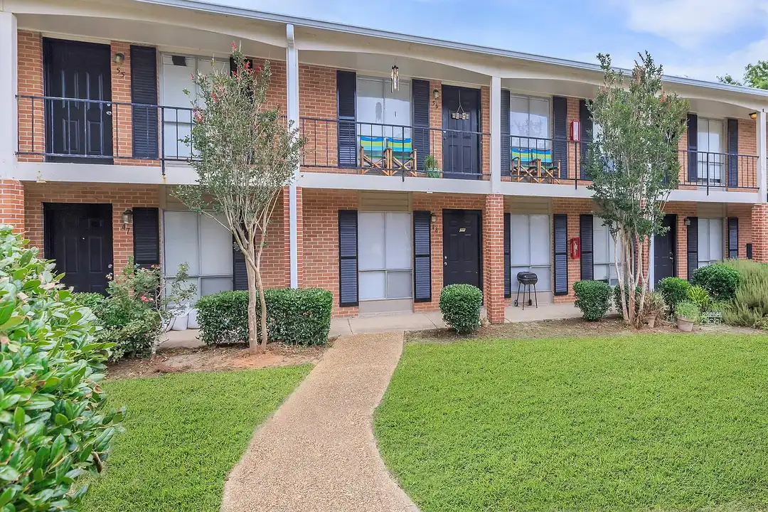 Manor House Apartments - 117 Demontluzin Ave - Bay Saint Louis, MS | Rent.