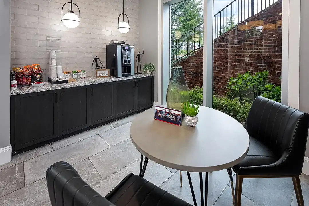 8 Metro Station - 5025 Wembley Central Ln - Charlotte, NC | Rent.