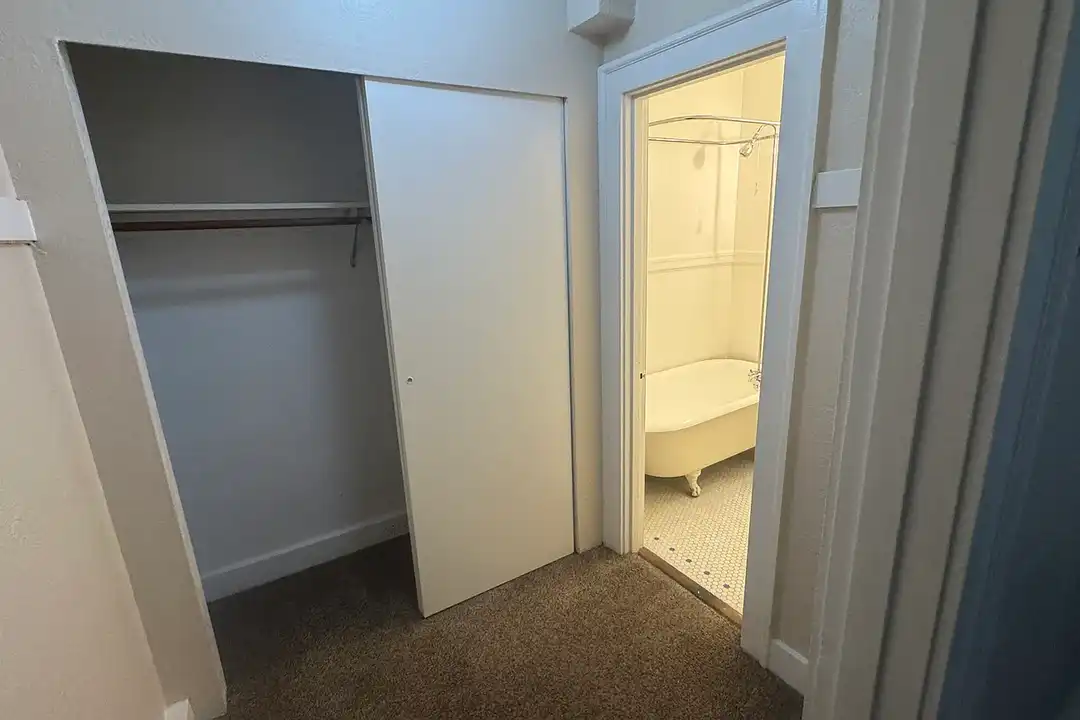 Kenneth - 307 Queen Anne Ave N - Seattle, WA | Rent.