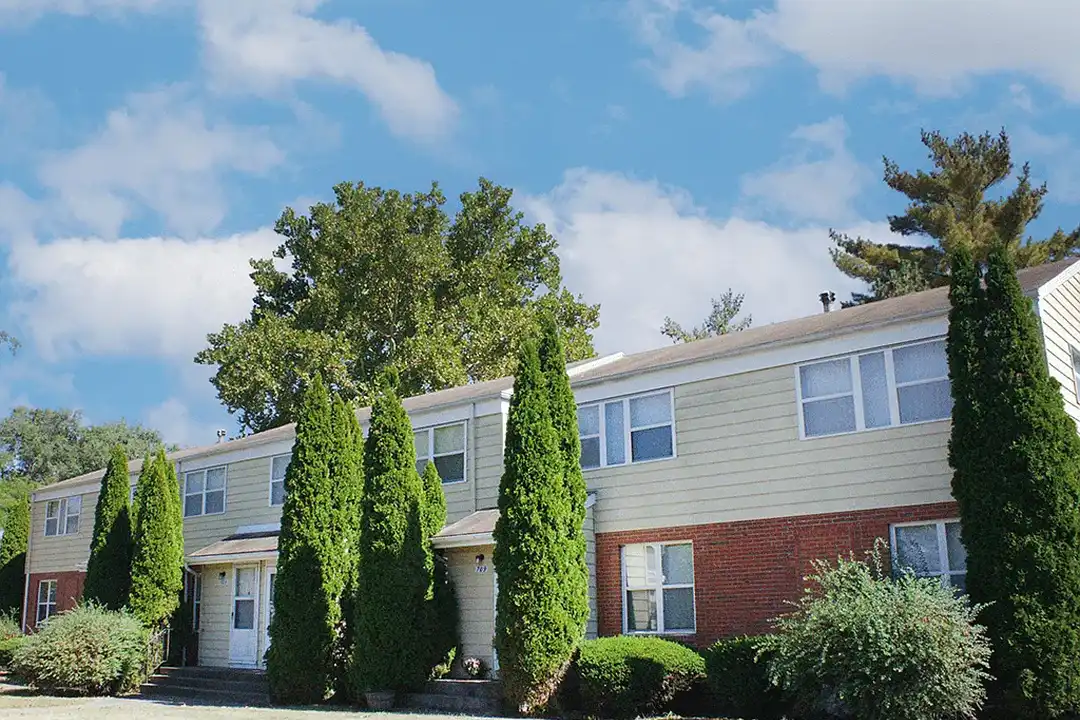 Golfview Village - 620 Willow Pond Rd - Rantoul, IL | Rent.