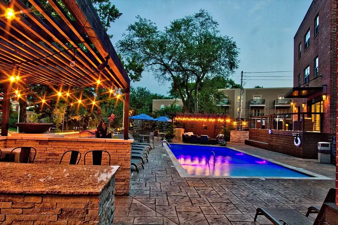 Infinity Plaza West - 4440 Roanoke Pkwy - Kansas City, MO | Rent.