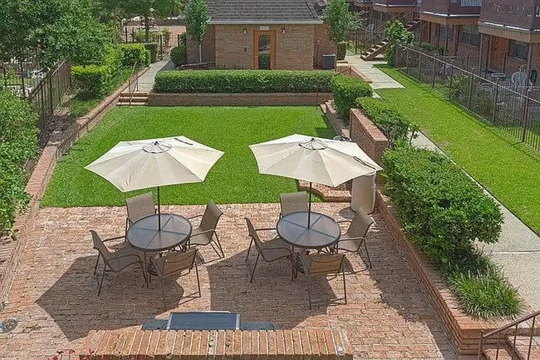 Colonial Manor - 7373 Jefferson Hwy - Harahan, LA | Rent.