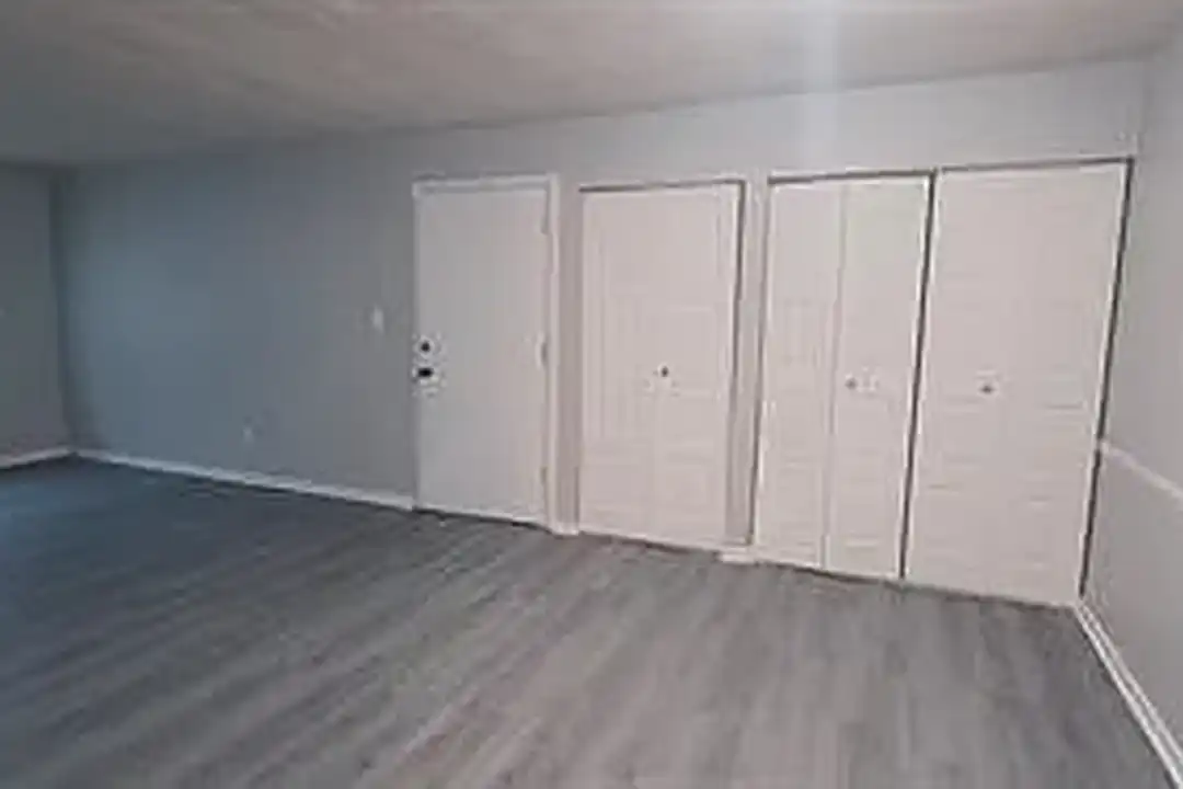 Colonial Crest - 1000 E Lafayette St - Sturgis, MI | Rent.