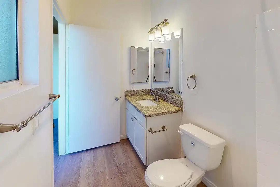 Oxnard Plaza - 11313 W Oxnard St - North Hollywood, CA | Rent.