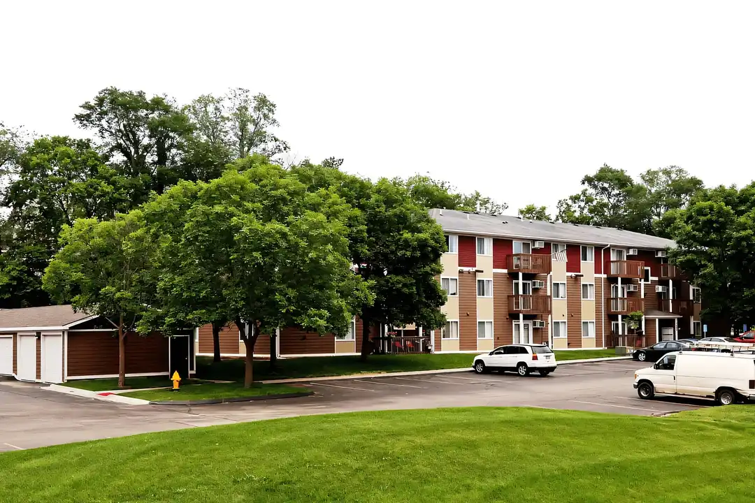 Park Winds - 3600 Kennedy Dr - Des Moines, IA | Rent.